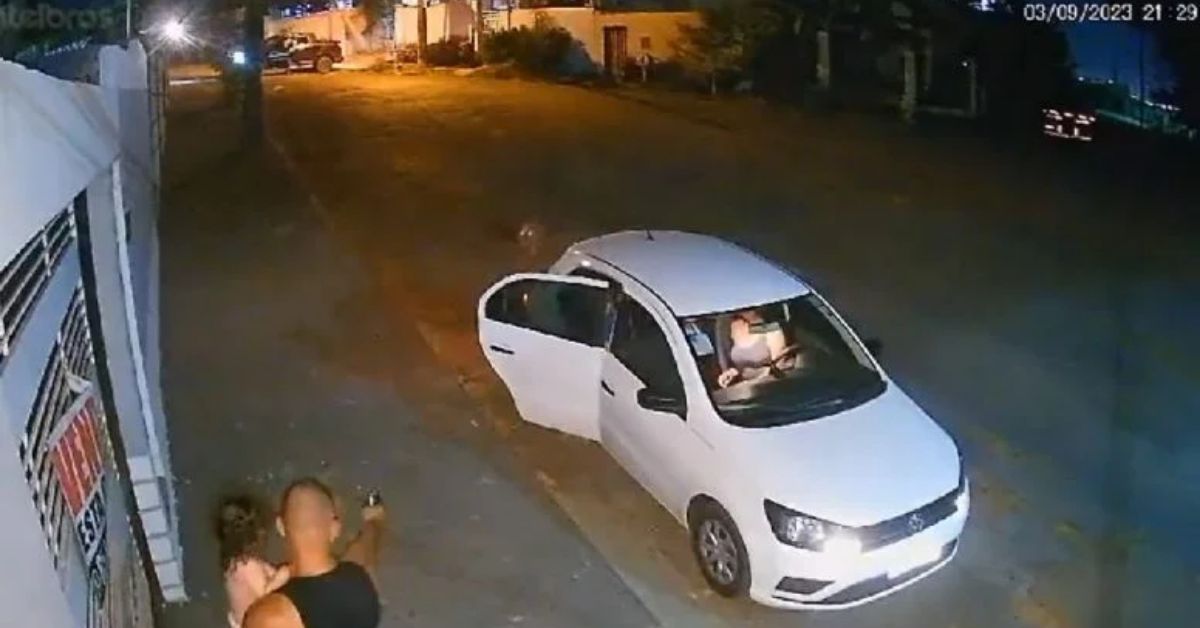 [vÍdeo] Policial Militar Mata Cachorrinho Com Dois Tiros Com Filha No